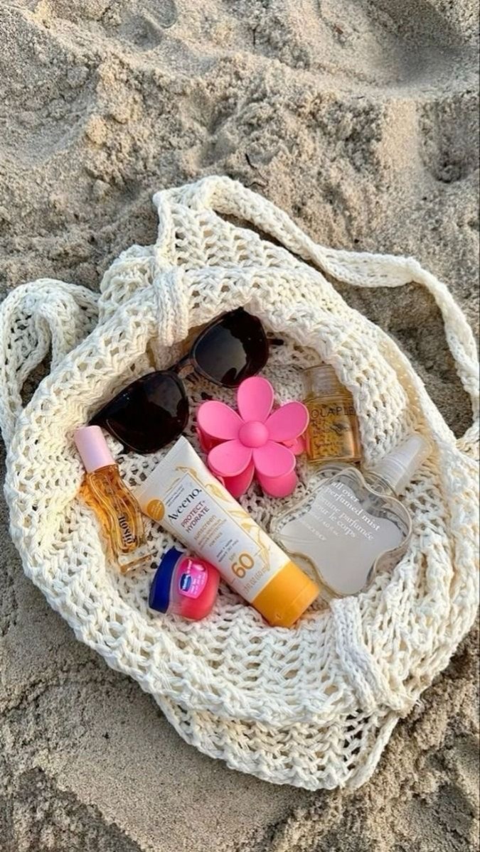 What’s In My Beach Bag? Top 10 Essential Beach Items – Aly's Allure
