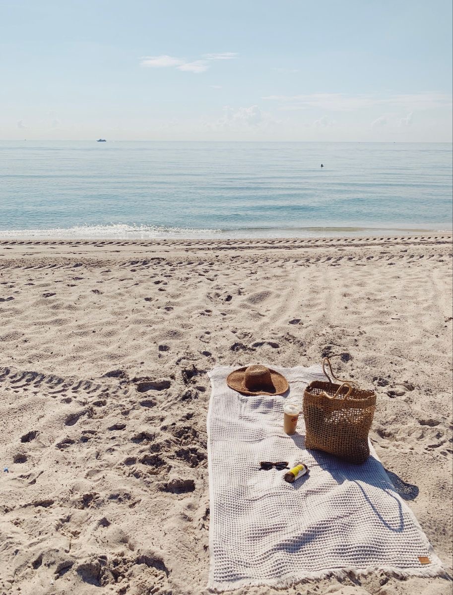 What’s In My Beach Bag? Top 10 Essential Beach Items – Aly's Allure