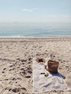 What’s In My Beach Bag? Top 10 Essential Beach Items – Aly's Allure